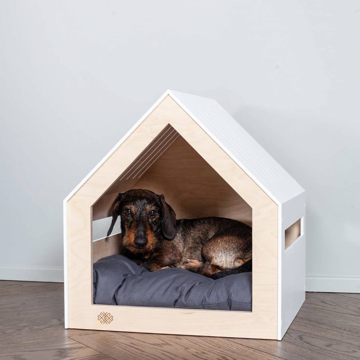 Modern design pet house for dogs and cats – Baltic Tribes